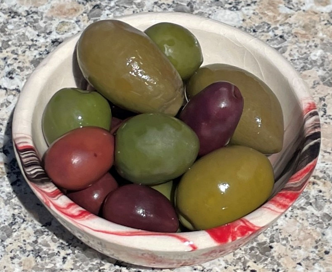 What Are The Best Olives For Pizza? - Satisfying Slice